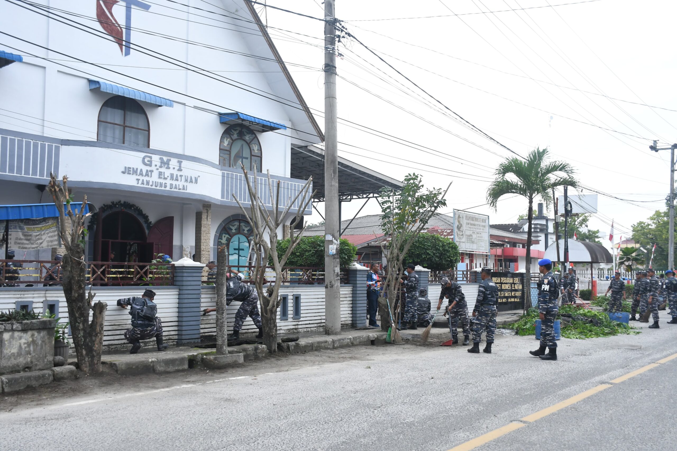 Bersih Rumah Ibadah Gereja Methodist Sambut HUT TNI AL Ke-79 ...