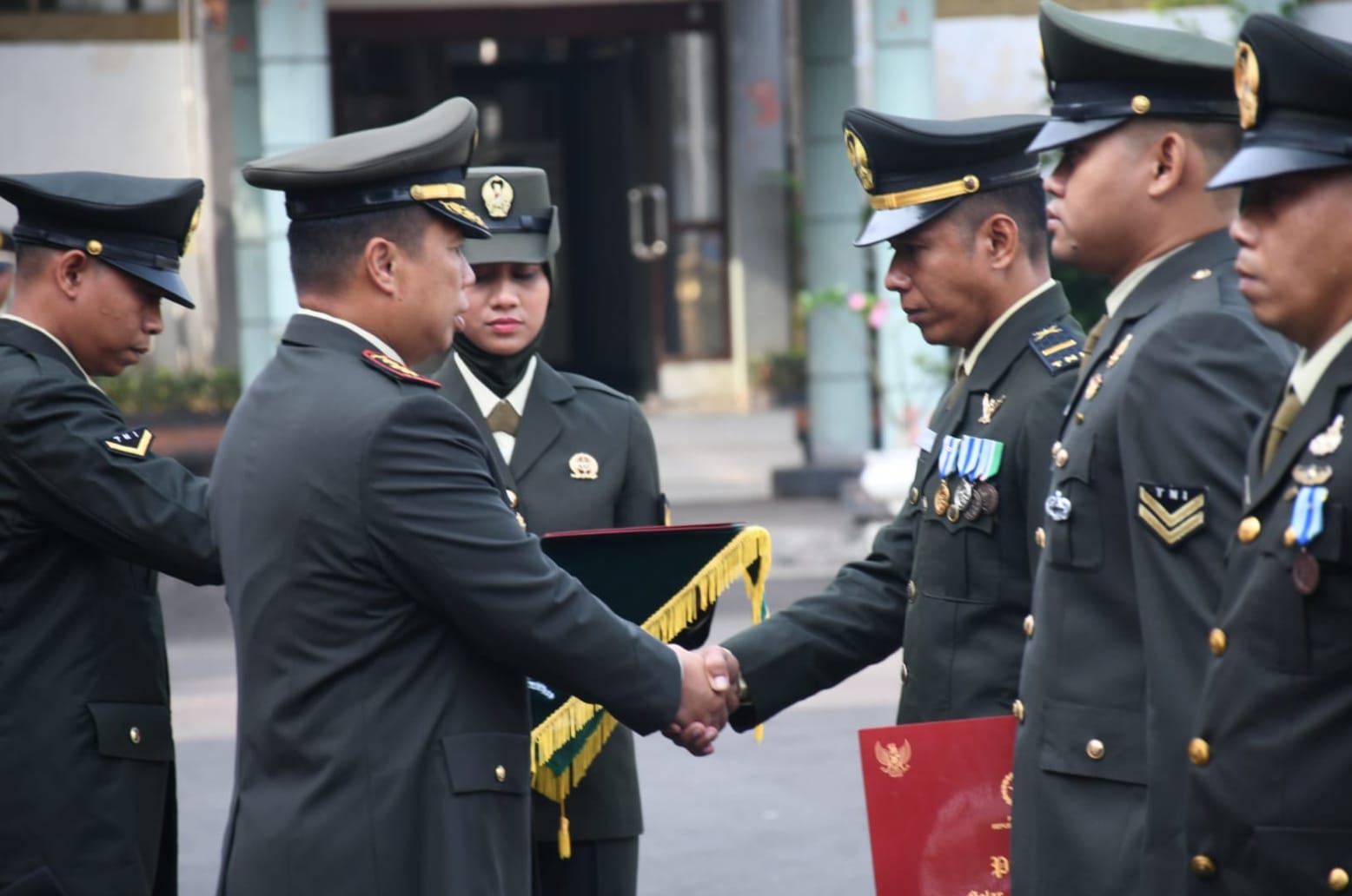 Tiga Prajurit Korem 081/DSJ Terima Tanda Kehormatan Republik Indonesia ...