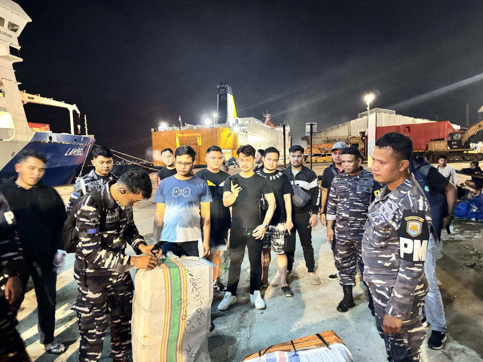 TNI AL BERHASIL GAGALKAN PENYELUNDUPAN PAKET KOSMETIK DAN KOMODITAS ...