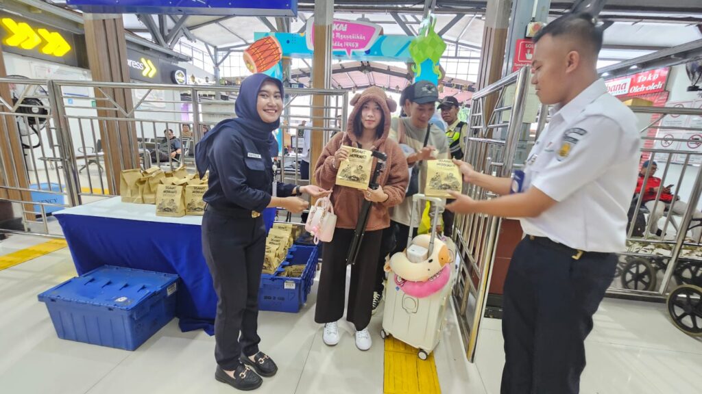 KAI Daop 3 Cirebon Berikan Takjil Gratis Bagi Pelanggan – KoranProgresif