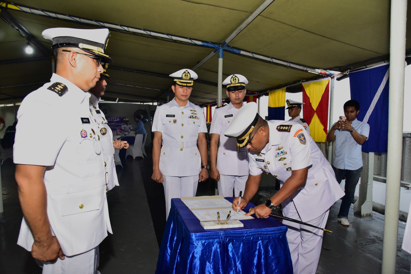 KOMANDO BERGANTI, TONGKAT ESTAFET KEPEMIMPINAN KRI TELUK MANADO-537 ...